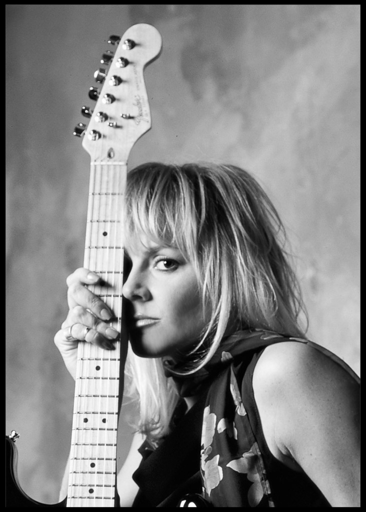 Anita Cochran – Chicks Under Cover